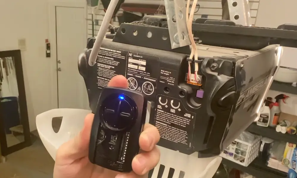 11 Causes Of Garage Door Clicker's Not Working - Daily Car Tips